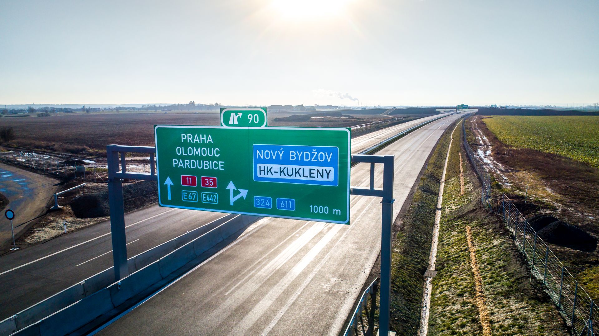 Zprovoznění nového úseku dálnice D11 - Stavitel